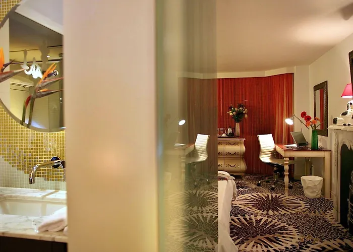 THE LUXE MANOR HONG KONG
