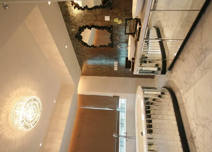 THE LUXE MANOR HONG KONG